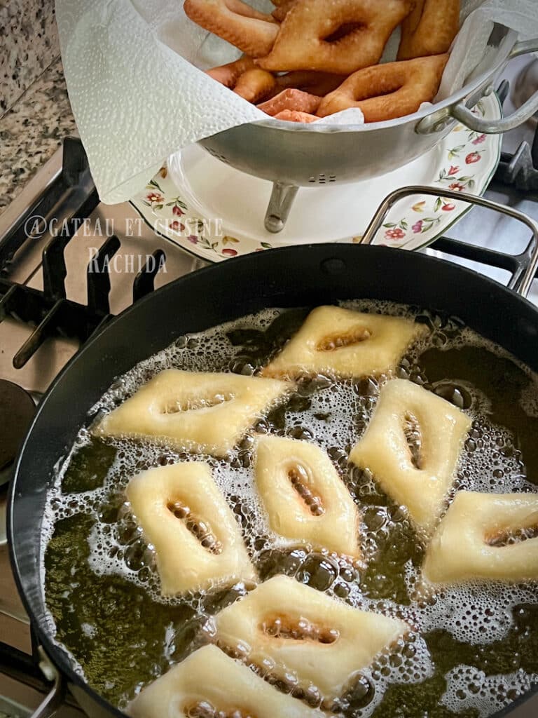 Bugnes lyonnaises légères et moelleuses | Gâteau et cuisine Rachida